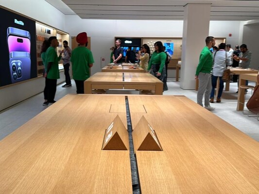 Apple Delhi Store Opening Live Updates: Tim Cook Opens Apple Saket ...