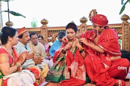 Suparna Shyam-Sanket Pathak Tie The Knot At This Simple Location; Read ...
