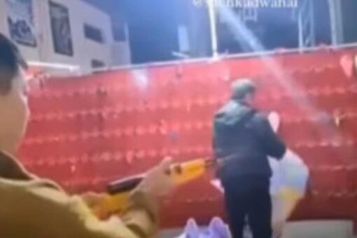 Watch Man Shooting Balloons At Superfast Speed Stuns The Internet News18