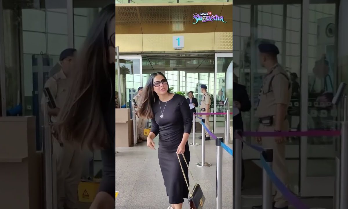 Hina Khan Interacts With The Paparazzi At The Airport | Hina Khan Airport Look | #shorts # ...