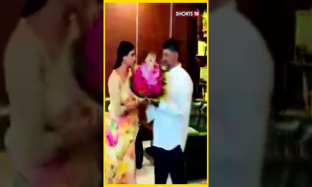 YSRTP Chief YS Sharmila Meets DK Shivakumar in Karnataka | #shorts #viral - News18