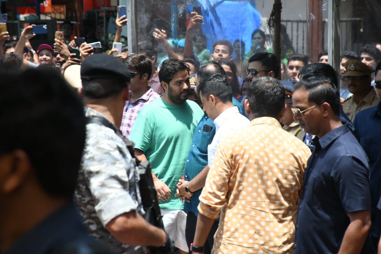 Mukesh Ambani, Son Akash, Daughter-in-law Shloka And Grandson Prithvi ...