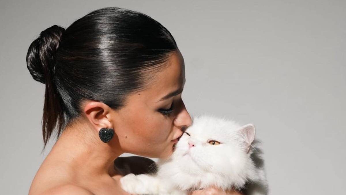 Alia Bhatt Preps For Met Gala Debut With Pet Cat Edward, Check Out The ...