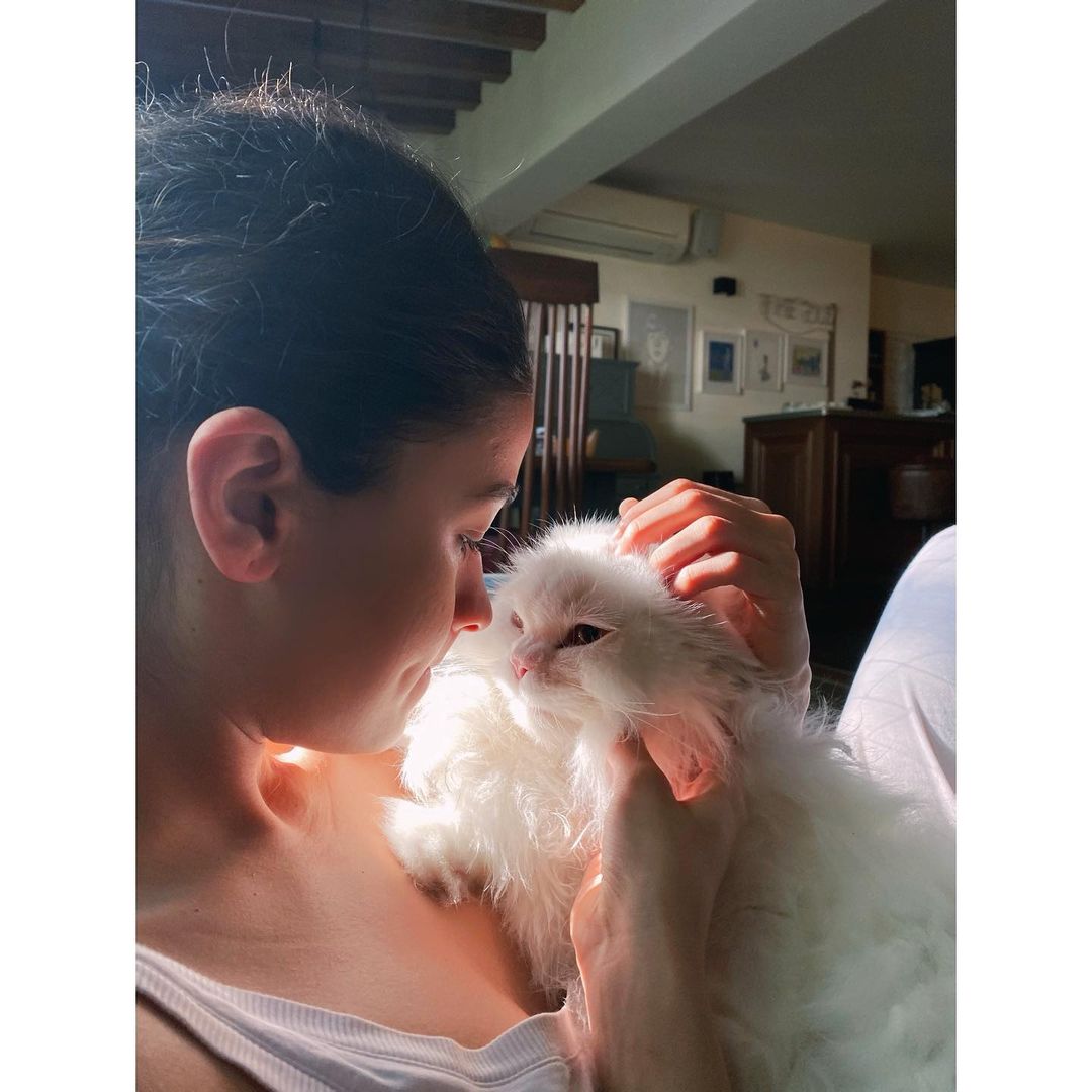 Alia Bhatt Preps For Met Gala Debut With Pet Cat Edward, Check Out The ...