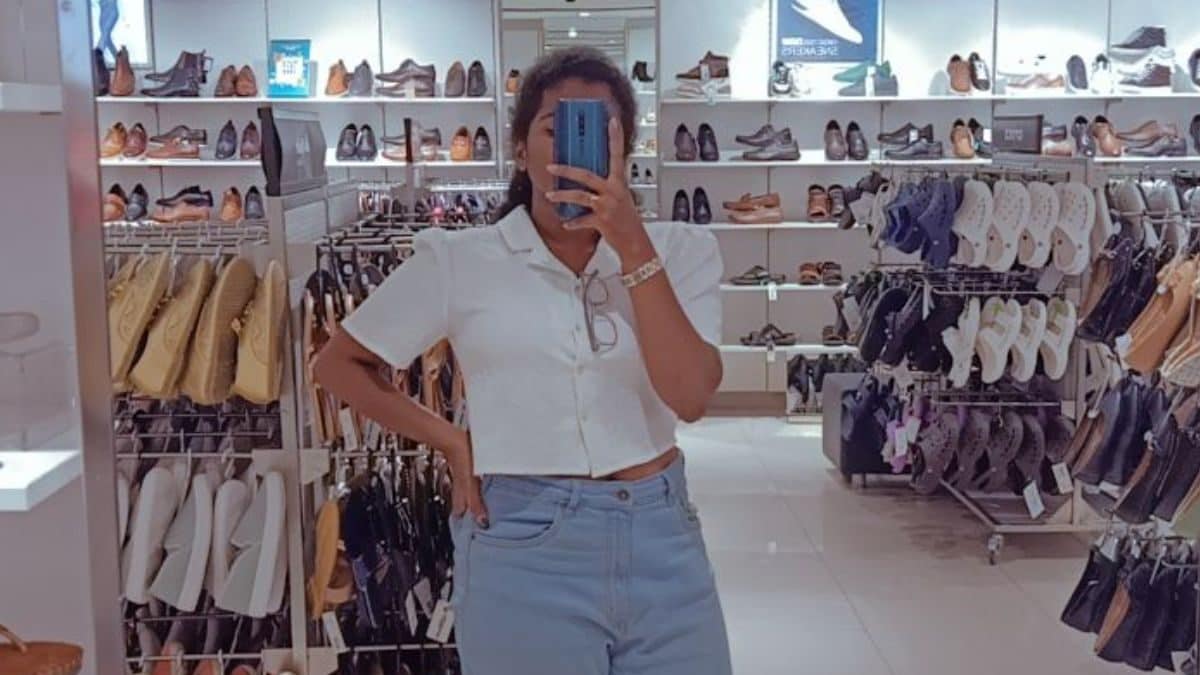 This Woman Asked People to Change Background of Her Pic And Responses ...