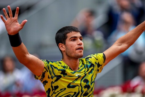 Madrid Open: Carlos Alcaraz Beats Grigor Dimitrov, Iga Swiatek Breezes Past Bernarda Pera - News18