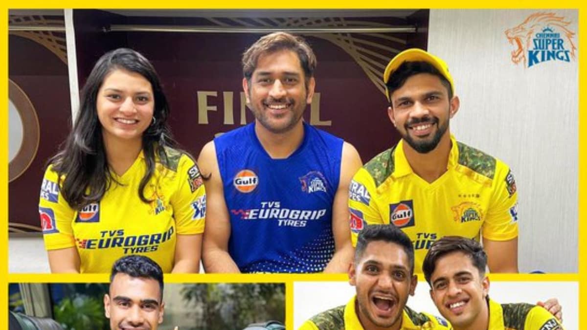 MS Dhoni, Ravindra Jadeja, Ajinkya Rahane, Others Pose With IPL Trophy ...