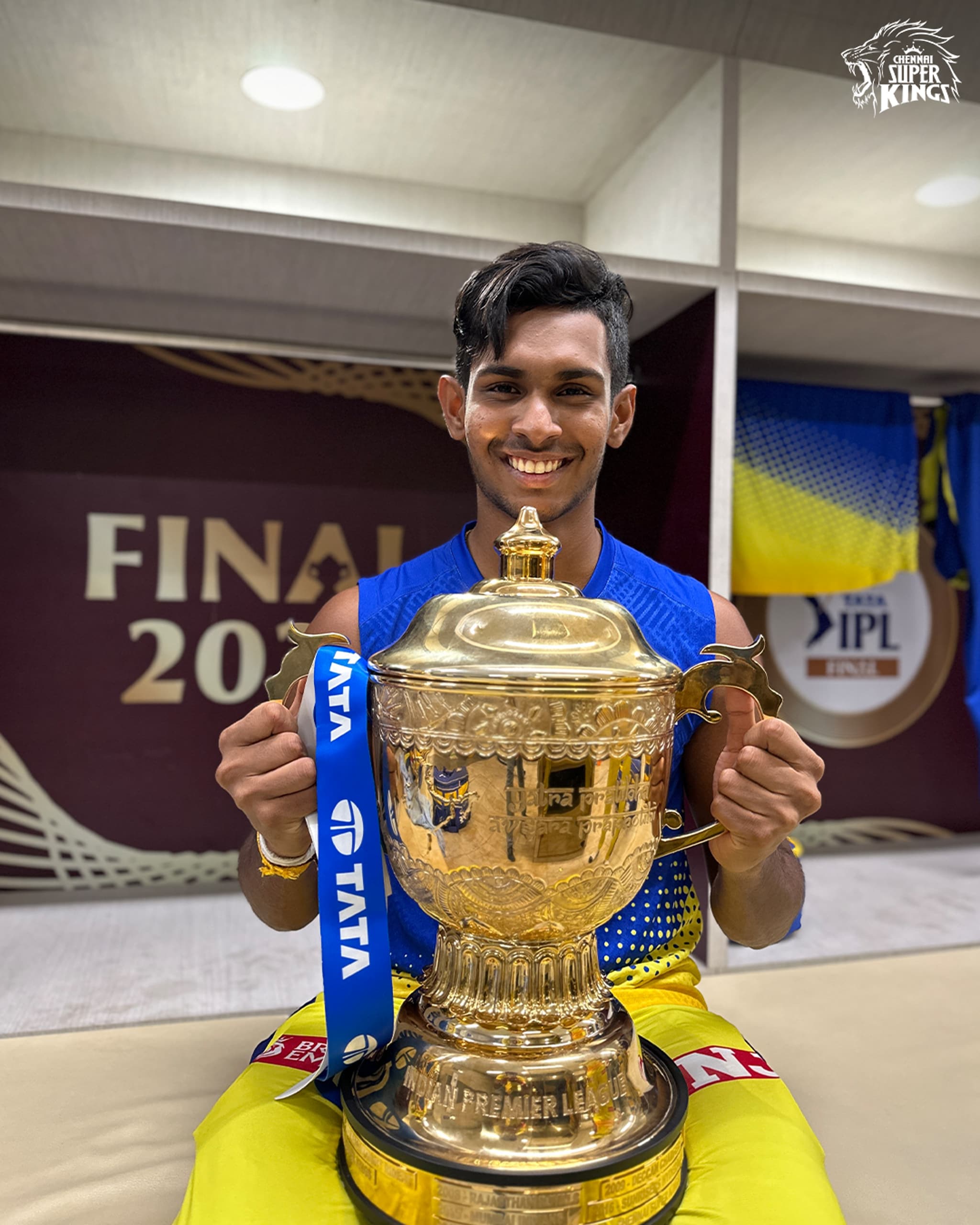 MS Dhoni, Ravindra Jadeja, Ajinkya Rahane, Others Pose With IPL Trophy ...