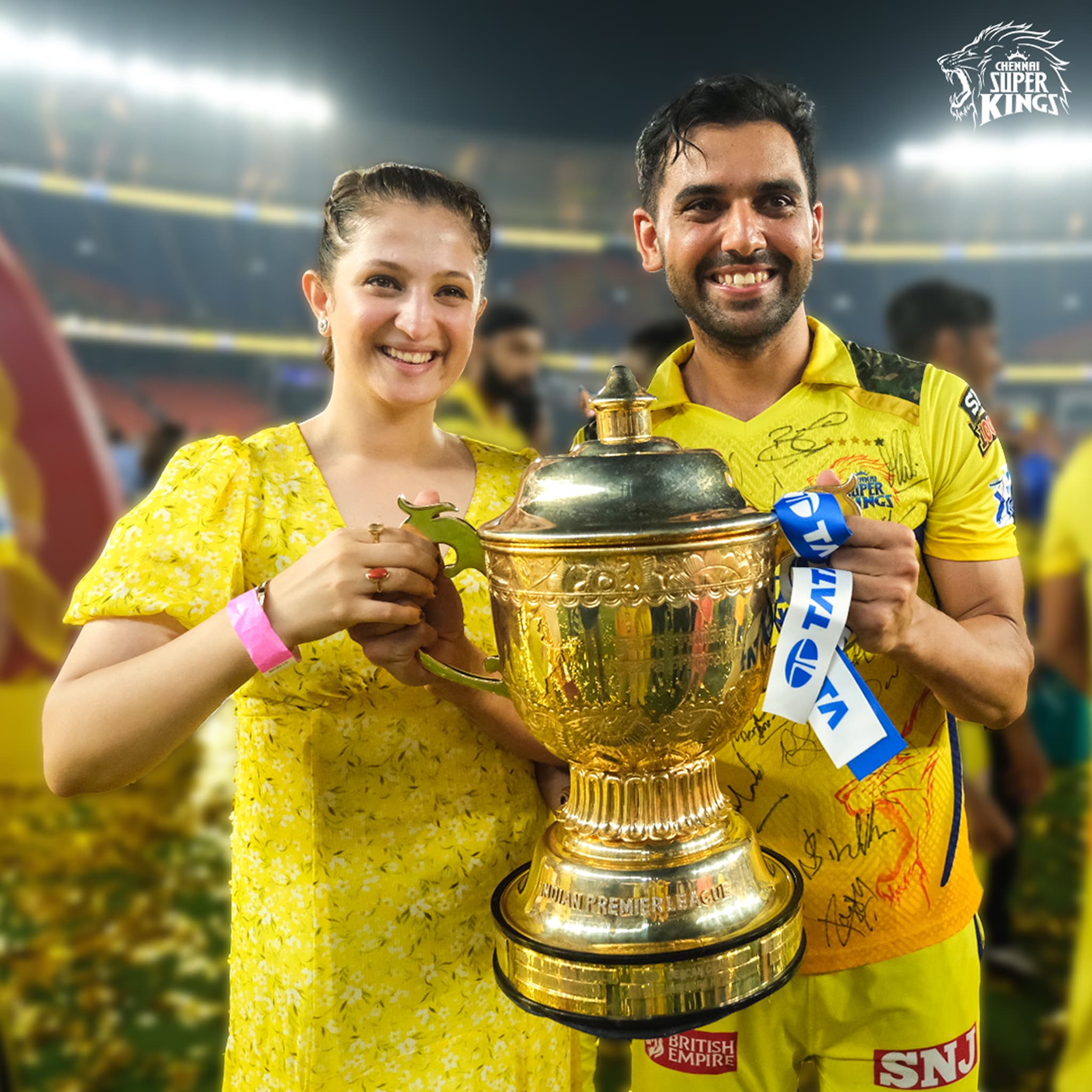 MS Dhoni, Ravindra Jadeja, Ajinkya Rahane, Others Pose With IPL Trophy After CSK Win 5th Title ...