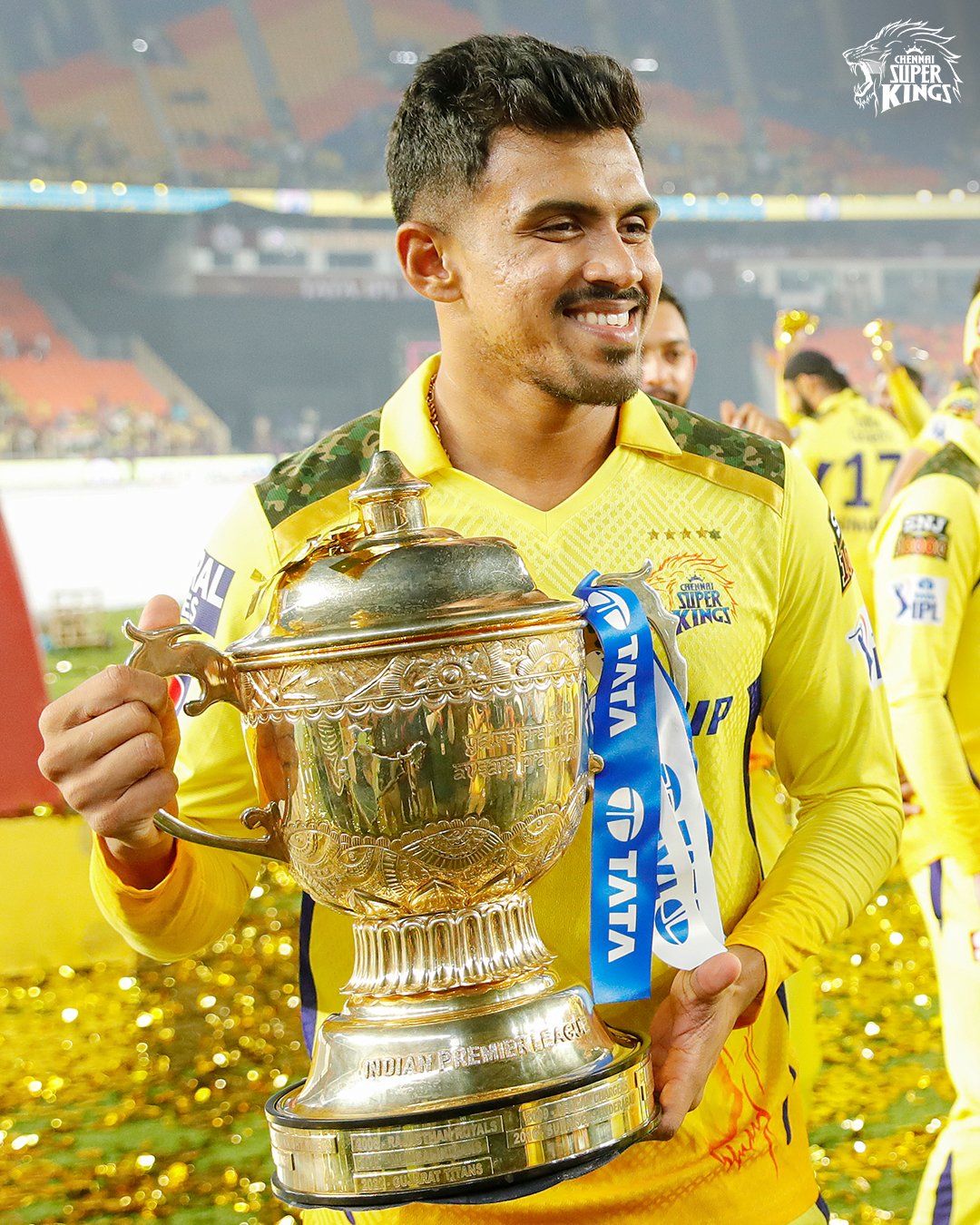 MS Dhoni, Ravindra Jadeja, Ajinkya Rahane, Others Pose With IPL Trophy ...