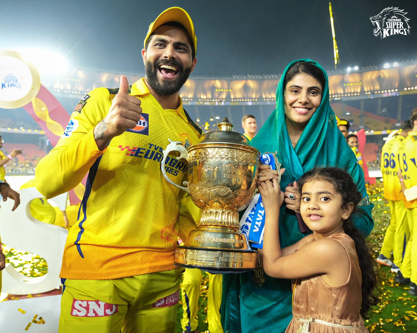 MS Dhoni, Ravindra Jadeja, Ajinkya Rahane, Others Pose With IPL Trophy After CSK Win 5th Title ...