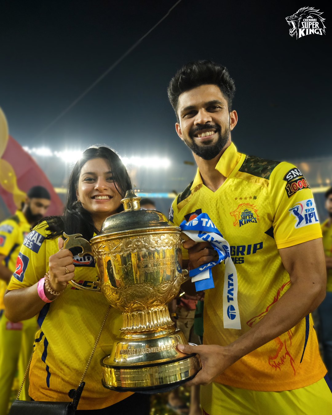 MS Dhoni, Ravindra Jadeja, Ajinkya Rahane, Others Pose With IPL Trophy ...