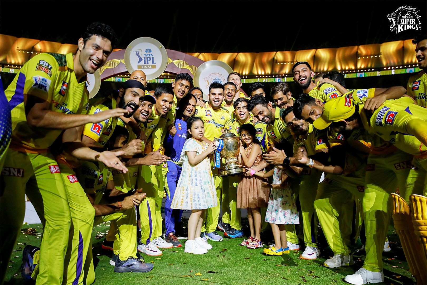 MS Dhoni, Ravindra Jadeja, Ajinkya Rahane, Others Pose With IPL Trophy ...