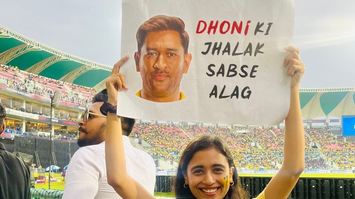 IPL Fan Posing With Dhoni Poster Asks Twitter to Edit Her Pic and These ...