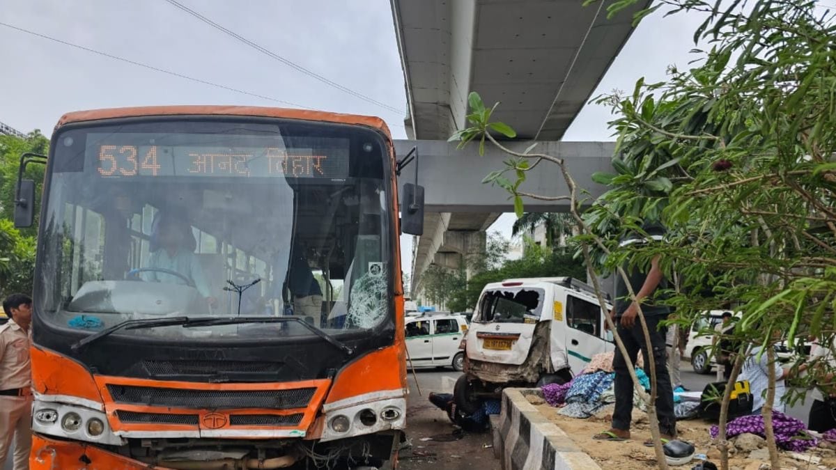 Delhi: Two DTC Buses Collide, Six Injured | India News - News18