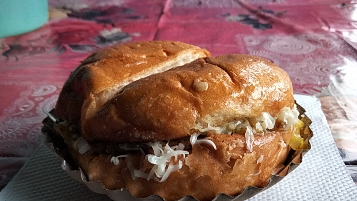 West Bengal Snack Shop Sells Spicy 'Helicopter Bun' and Foodies are All ...