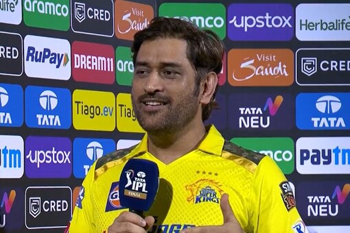 WATCH: MS Dhoni Fulfils Fan Request With Selfie on Mumbai Roads Days ...