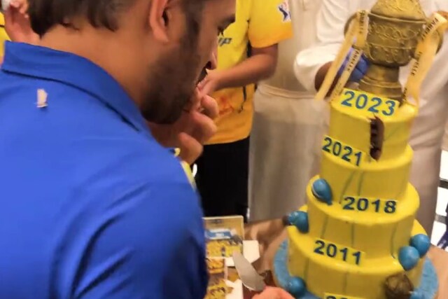 'The Kings Victory March': CSK Given Rousing Reception in Chennai With ...