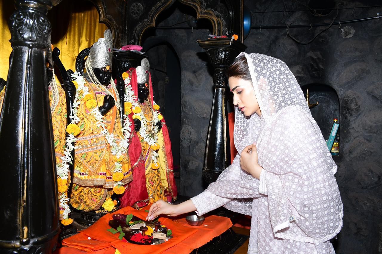 Adipurush Star Kriti Sanon Offers Prayers at Sita Gufa, Kalaram Mandir ...