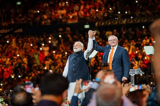 PM Modi, His Australian Counterpart Albanese Click Selfies With Indian Community at Sydney Event ...