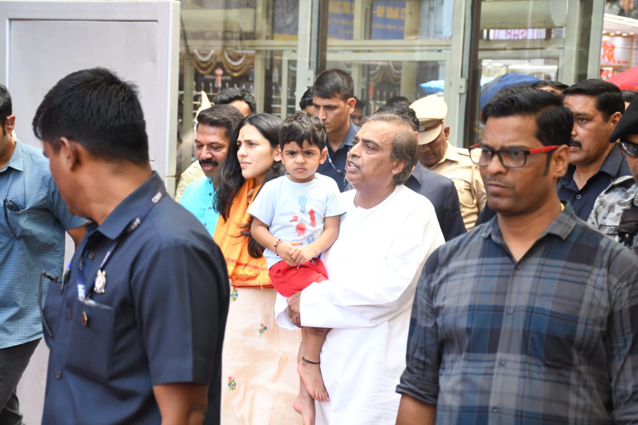 Mukesh Ambani, Son Akash, Daughter-in-law Shloka And Grandson Prithvi ...