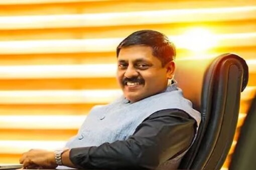 Meet UAE-based Indian Entrepreneur Sohan Roy Who Awarded Rs 30 Crore To ...