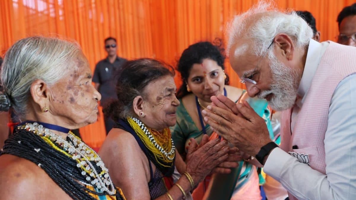PM Modi Meets Padma Awardees Tulsi Gowda, Sukri Bommu Gouda in ...