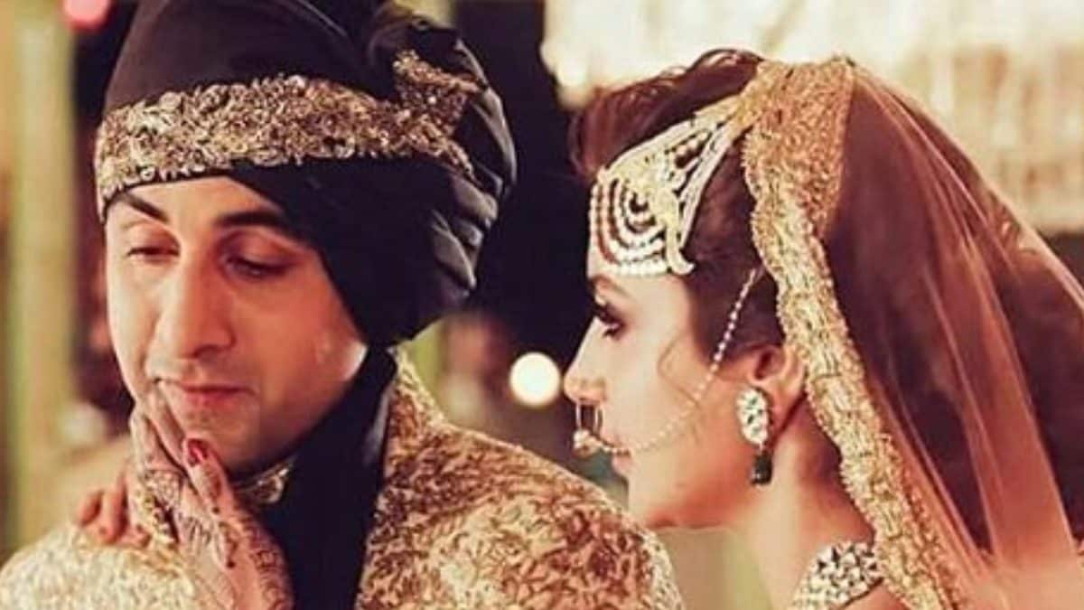 Anushka Sharma SLAPS Ranbir Kapoor Non-Stop In Viral Video; Angry Actor ...