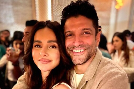 Shibani Dandekar And Farhan Akhtar Set Couple Goals With This Adorable ...