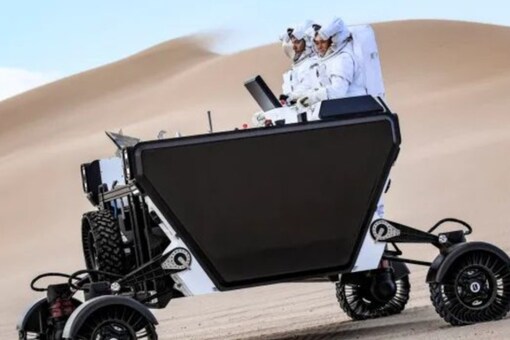 This Enormous Lunar Spacecraft Can Hold Two Astronauts And Be Remote ...