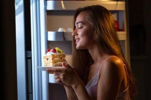 7 Ways In Which Midnight Snacking Can Disrupt Your Digestive Wellness ...