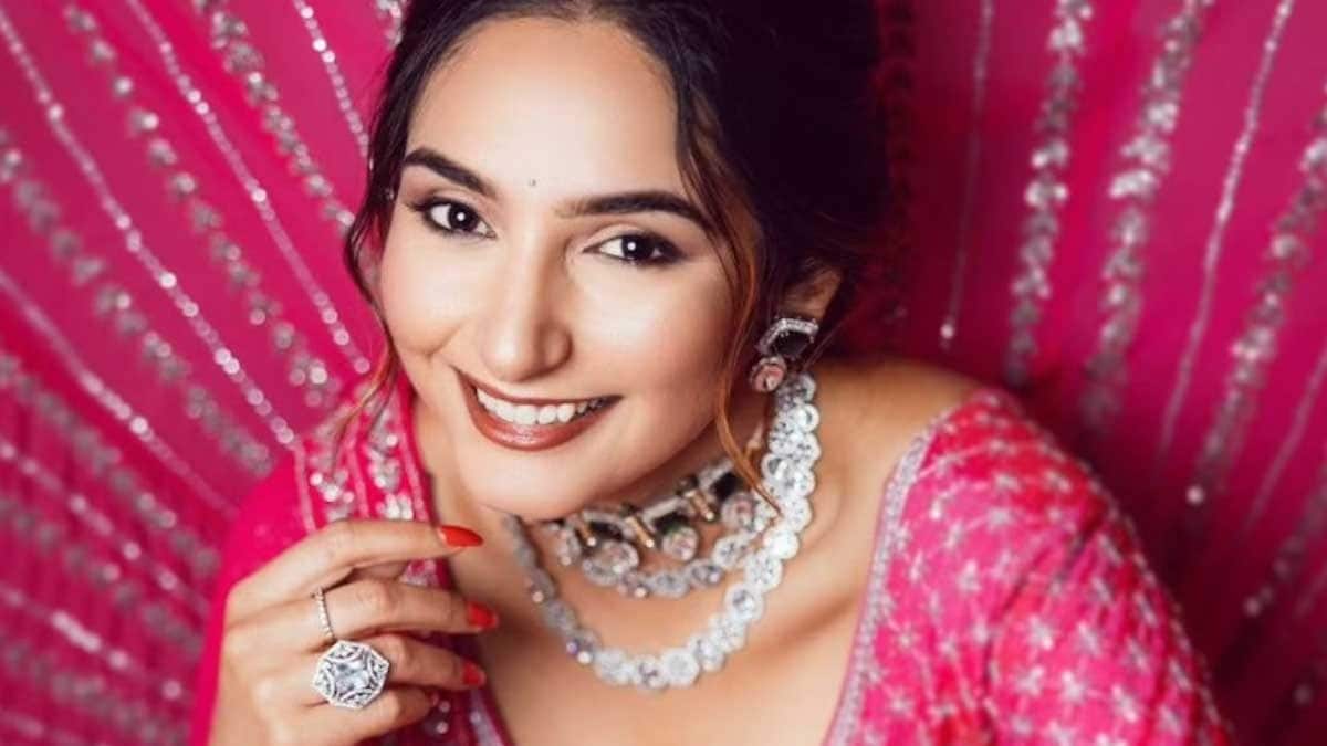 Ragini Dwivedi Looks Stunning In Pink Lehenga; See Pictures | Regional ...