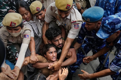 Protesting Wrestlers Detained Police Clears Protest Site At Jantar