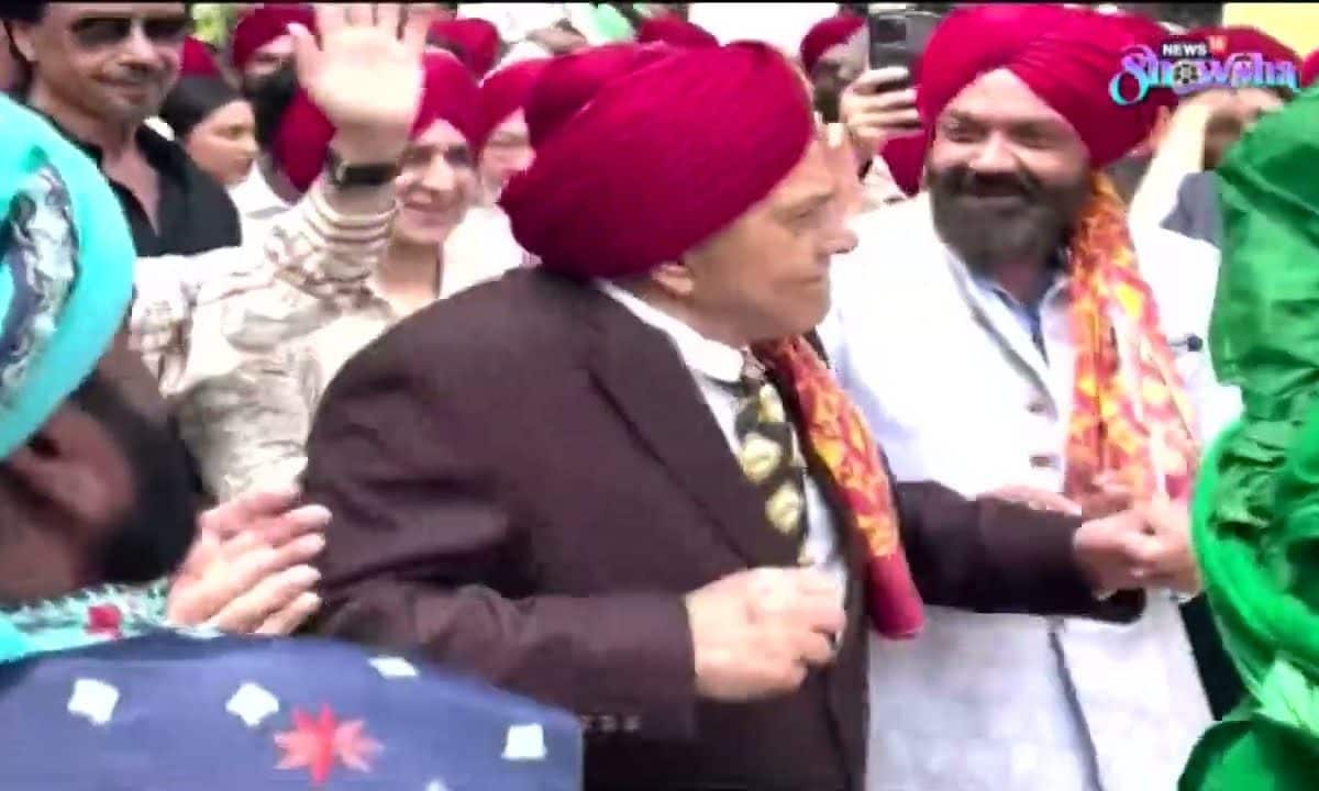 Baraatis Sunny Deol, Bobby Deol & Dharmendra Dance To Dhol Beats At Karan Deol's Wedding | WATCH ...