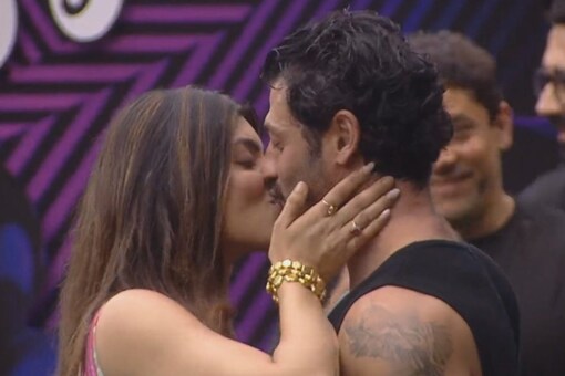 Bigg Boss OTT 2: Akanksha Puri, Jad Hadid's 30-Second Lip Kiss Triggers Row, Netizens Call It ...