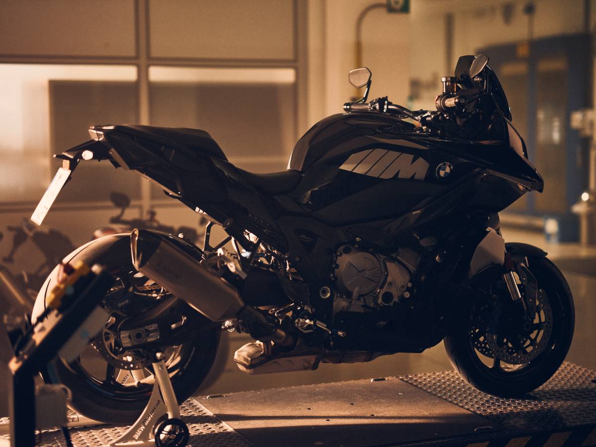 BMW M 1000 XR in Pics: See Design, Features and More - News18