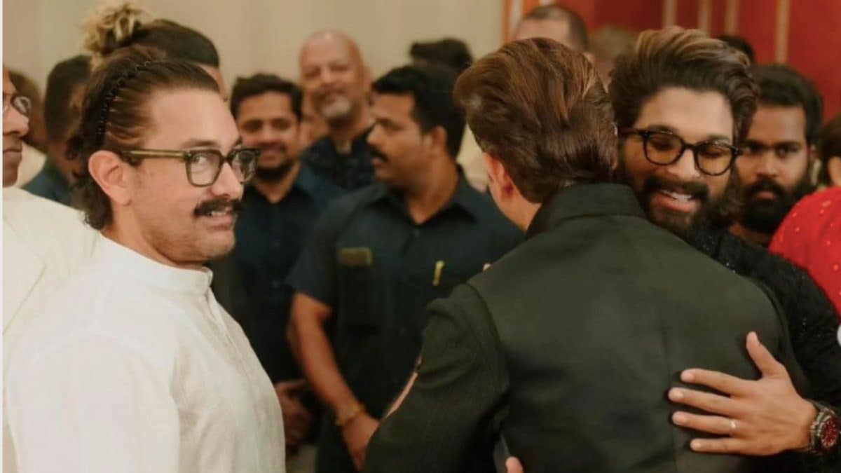 Allu Arjun Hugs Hrithik Roshan As Aamir Khan Looks On In Viral Photo ...
