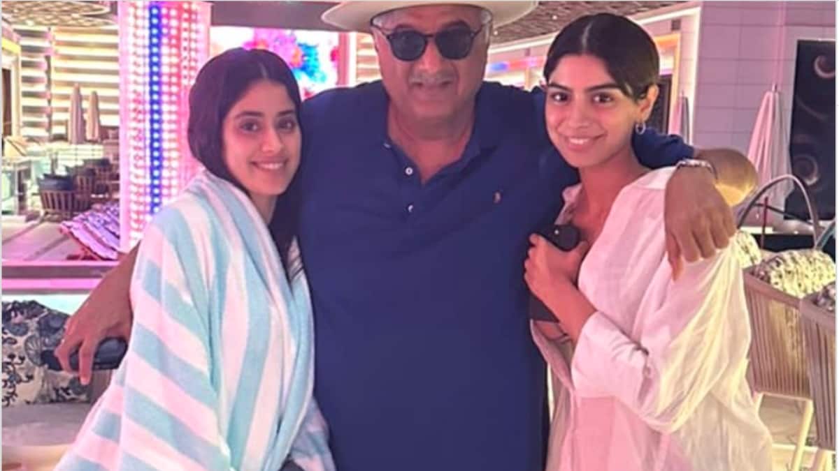 Janhvi Kapoor Enjoys Pool Time With Khushi In Dubai, Dad Boney Kapoor ...