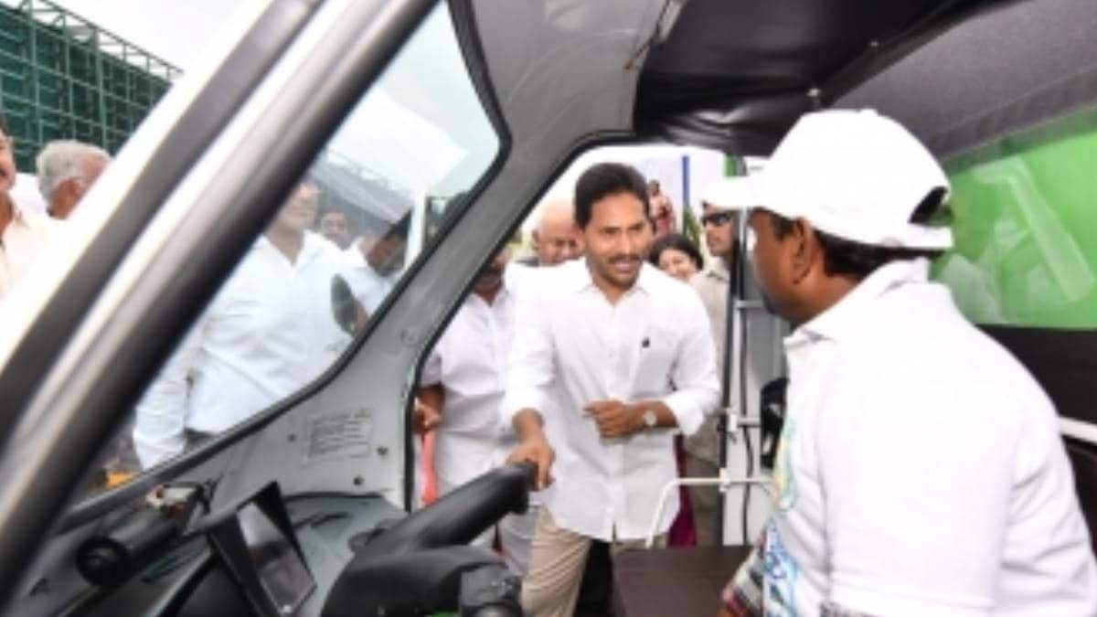 Andhra Pradesh CM Flags off 516 E-Autos Under CLAP Scheme | Auto News ...