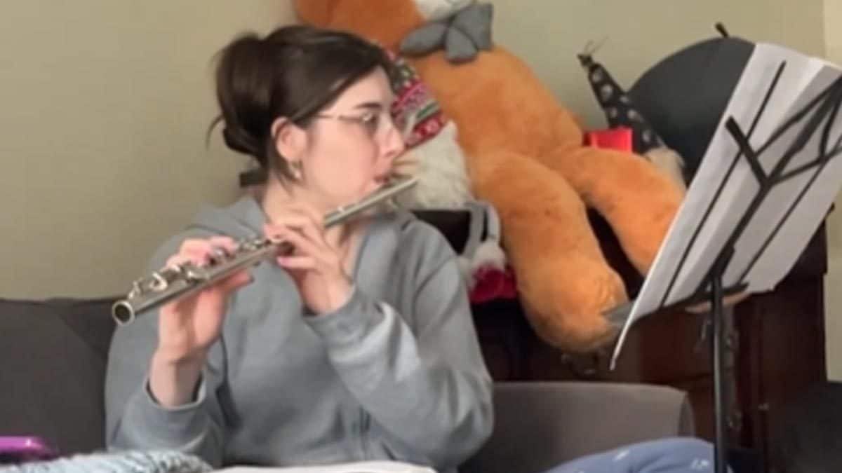 Woman Tries To Play Flute But Her Cat Had Other Plans; Prepare For ...