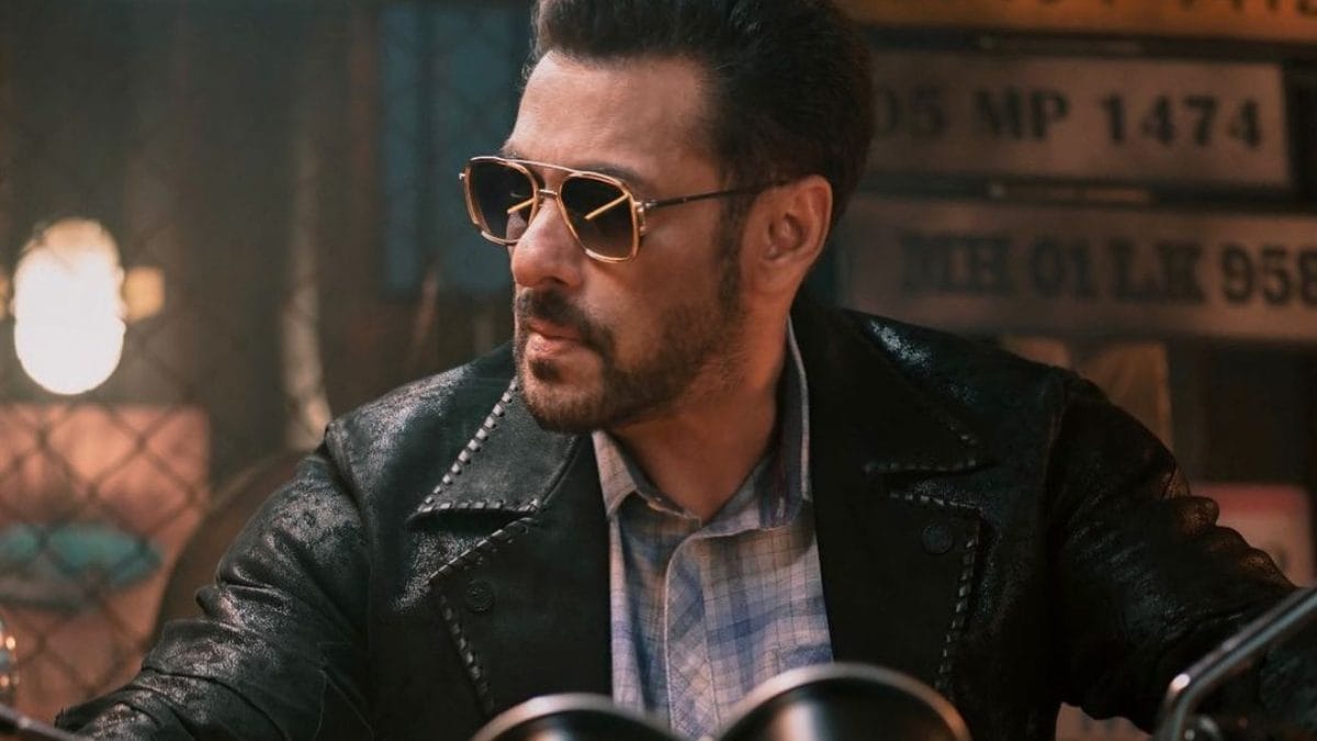 Tiger 3: Salman Khan Performs Daring Rooftop Scene, Greets Fans in ...