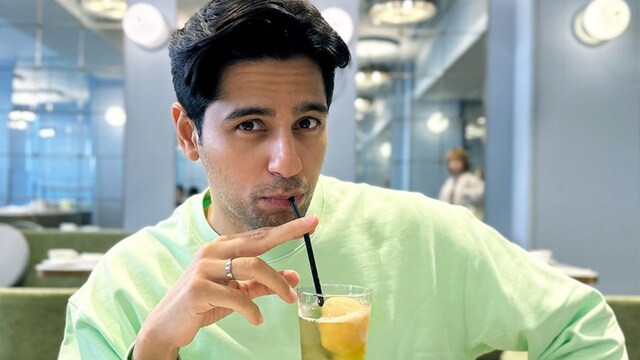 Sidharth Malhotra Proudly Flaunts Wedding Band In New Photo; Did Kiara ...