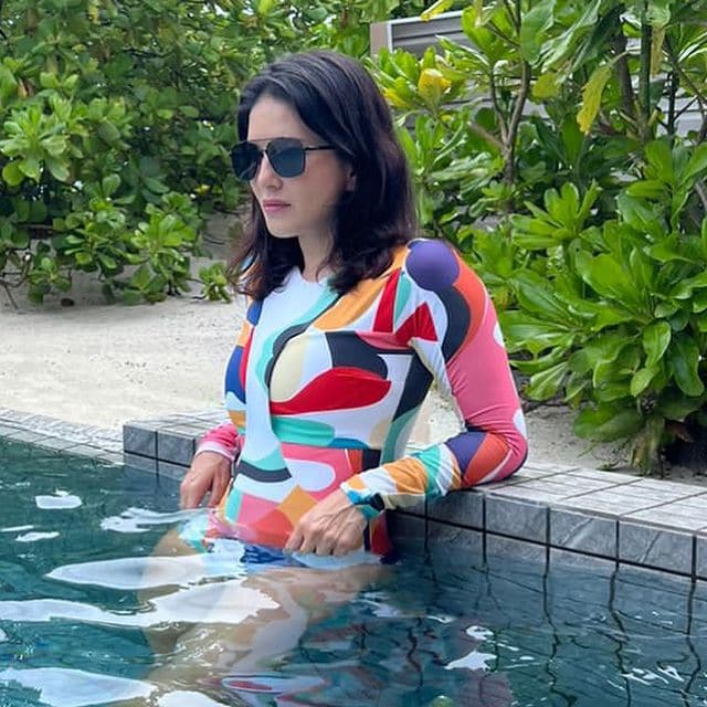 Sunny Leone Raises Temperature In Blue Bikini, Check Out The Diva's Hot ...
