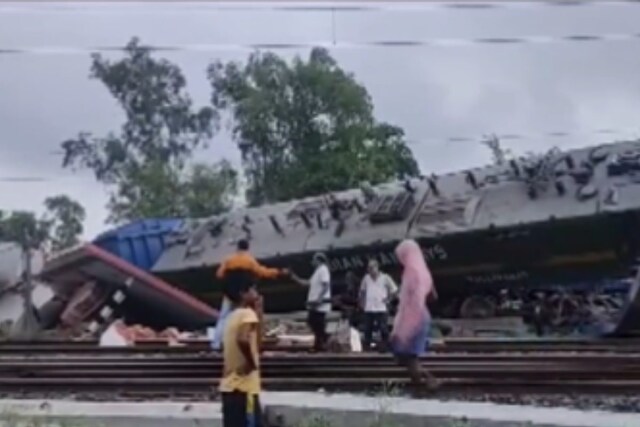 West Bengal: Several Wagons of 2 Goods Trains Derail After Collision in Bankura; No Casualties ...