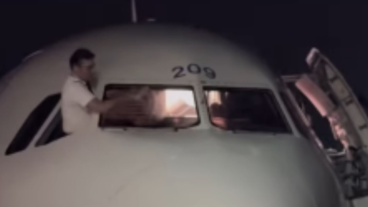 Viral Video: Pilot Cleaning Airplane Window Using Cloth is 'Desi Jugaad ...
