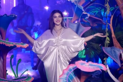 Actress Honey Rose Looks Ravishing In Pastel Pink Kaftan Dress, See ...