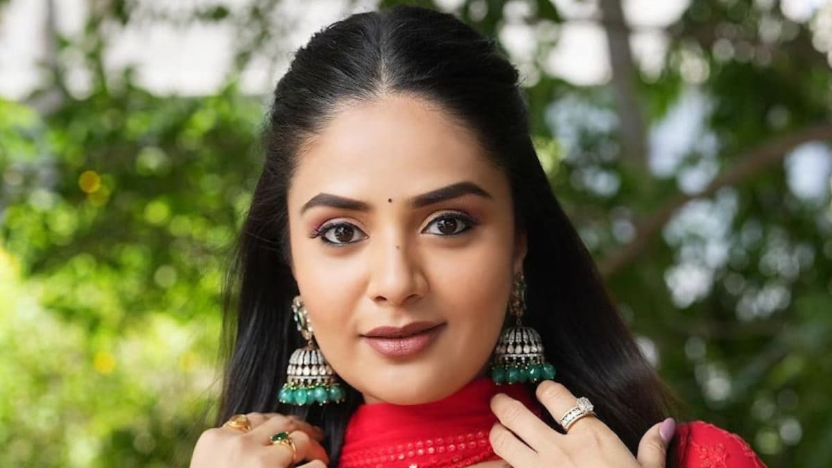 TV Star Sreemukhi Looking Stunning In A Red Sharara Set, Pics Goes ...