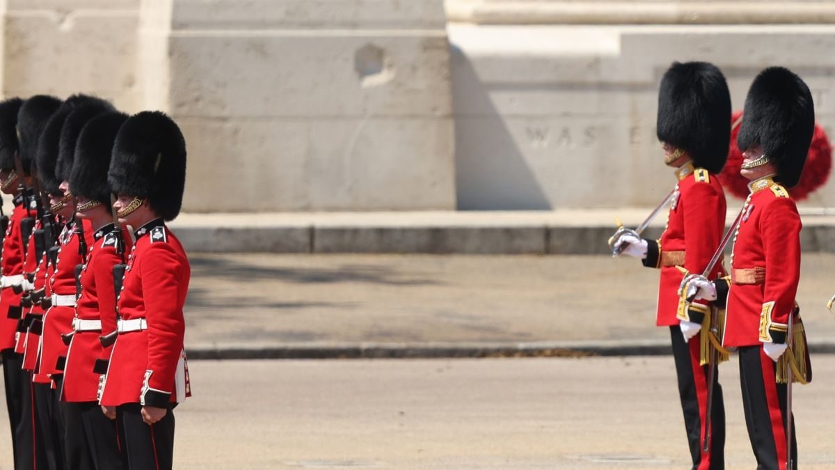 'How Did They Conquer India?' UK Royal Guards' Meltdown at 30 Degrees Leaves Twitter Wondering ...