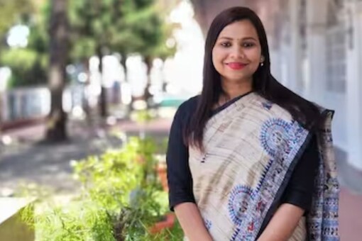 Meet Anshu Priya, An MBBS Graduate Who Cracked UPSC With AIR 16 On Her Third Attempt - News18