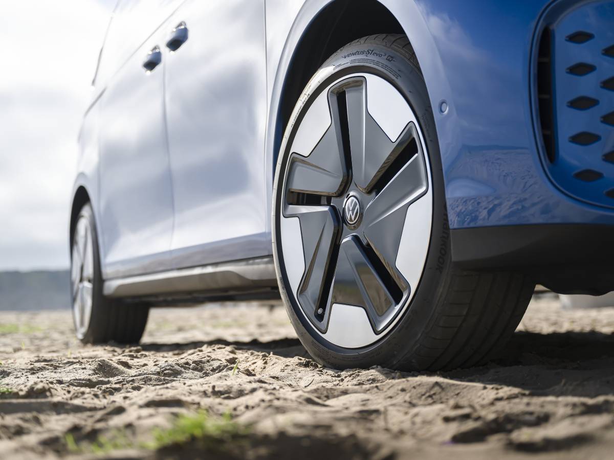 Three-Row Volkswagen ID. Buzz in Pics: See Design, Features, Interior ...